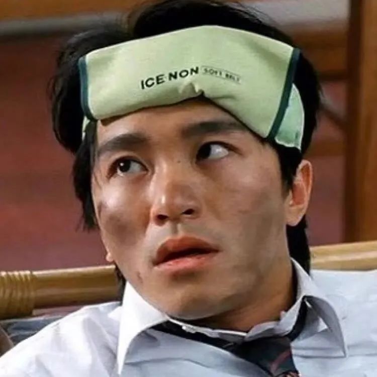 头戴冰袋的周星驰，表情夸张尽显独特魅力 男女头像｜值得一试春日头像表情包图片gif动图 - 求表情网,斗图从此不求人!