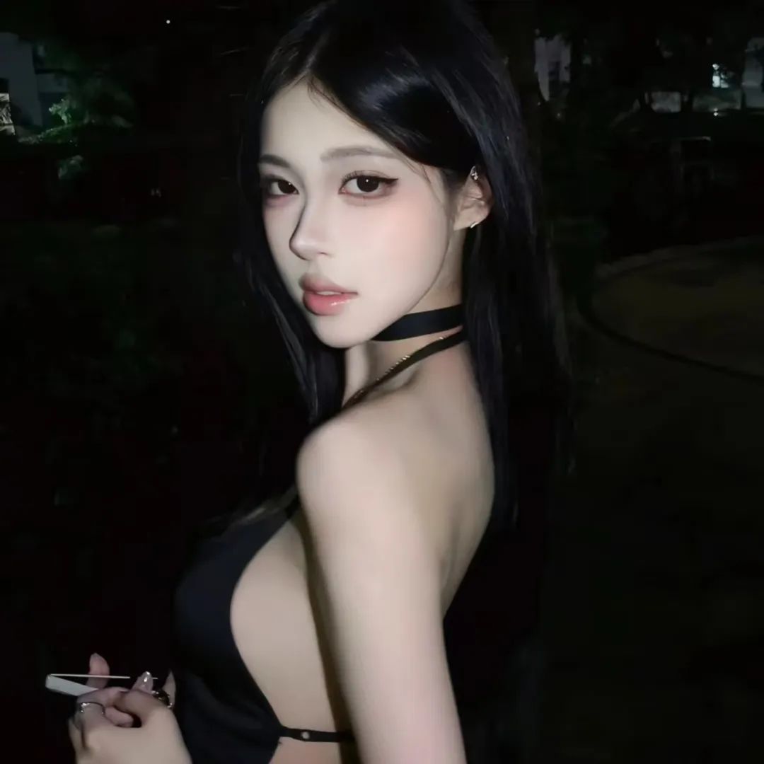 暗夜中魅力尽显，性感黑衣女子的迷人侧颜 𝙒𝙚𝘾𝙝𝙖𝙩女头 精选头像200张表情包图片动图 求表情网 斗图从此不求人