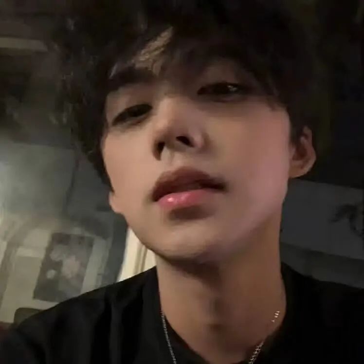 帅气男生特写头像，黑T加项链尽显个性魅力 𝙒𝙚𝘾𝙝𝙖𝙩男头 | 精选头像100张表情包图片gif动图 - 求表情网,斗图从此不求人!