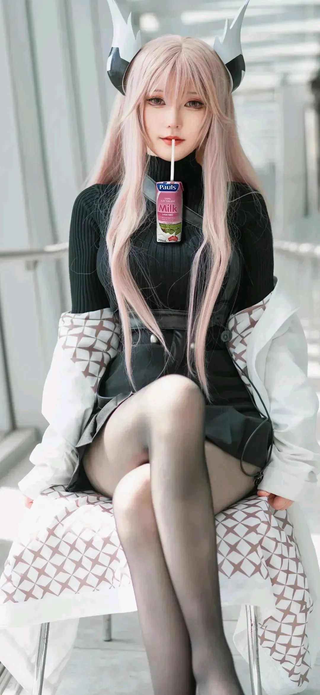 粉色长发美少女coser，手持牛奶饮料坐姿优雅超吸睛 吹爆这组高级感壁纸表情包图片gif动图 - 求表情网,斗图从此不求人!