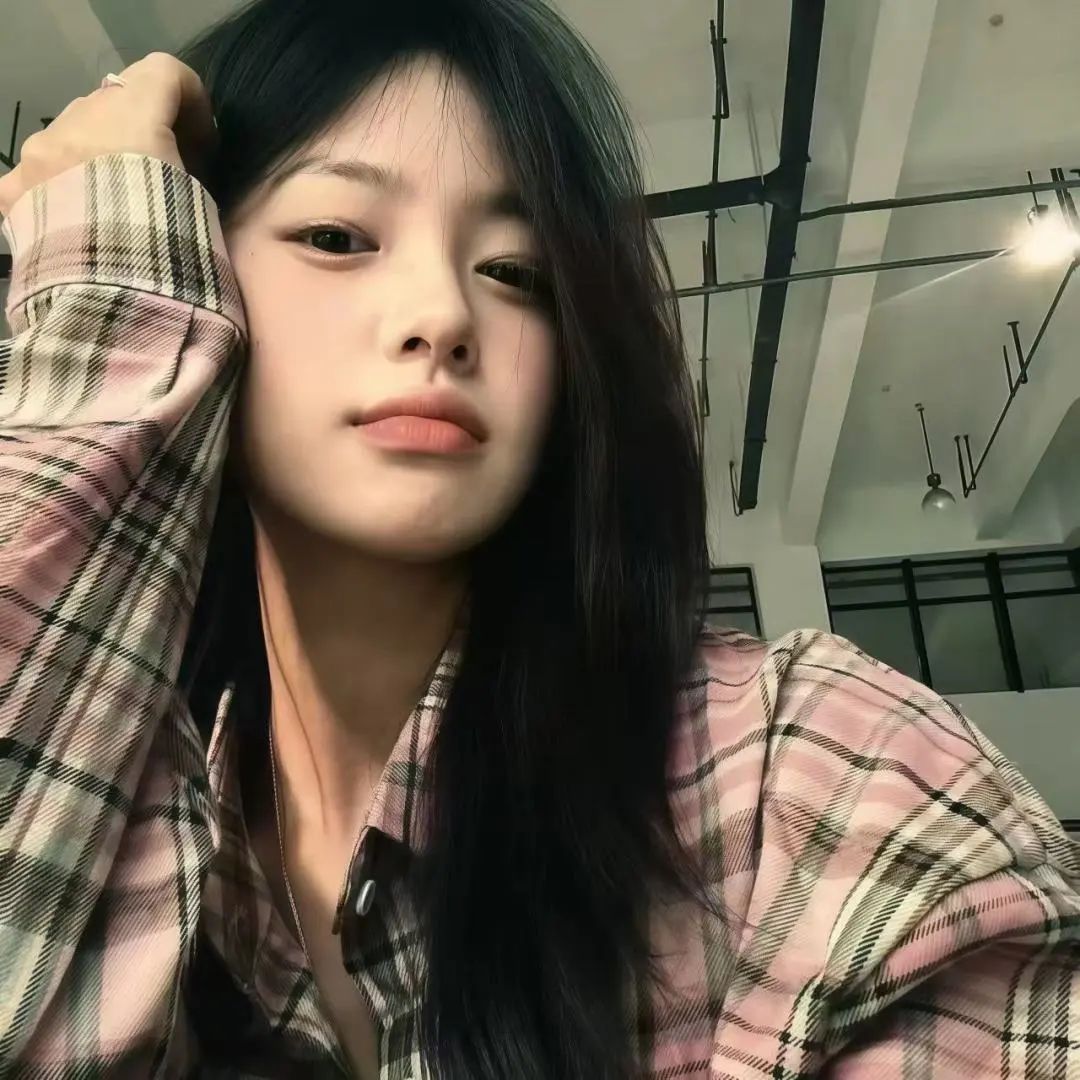 身穿格子衬衫的长发女生，气质优雅的头像 男女头像｜换了这组可爱头像吧表情包图片动图 求表情网 斗图从此不求人