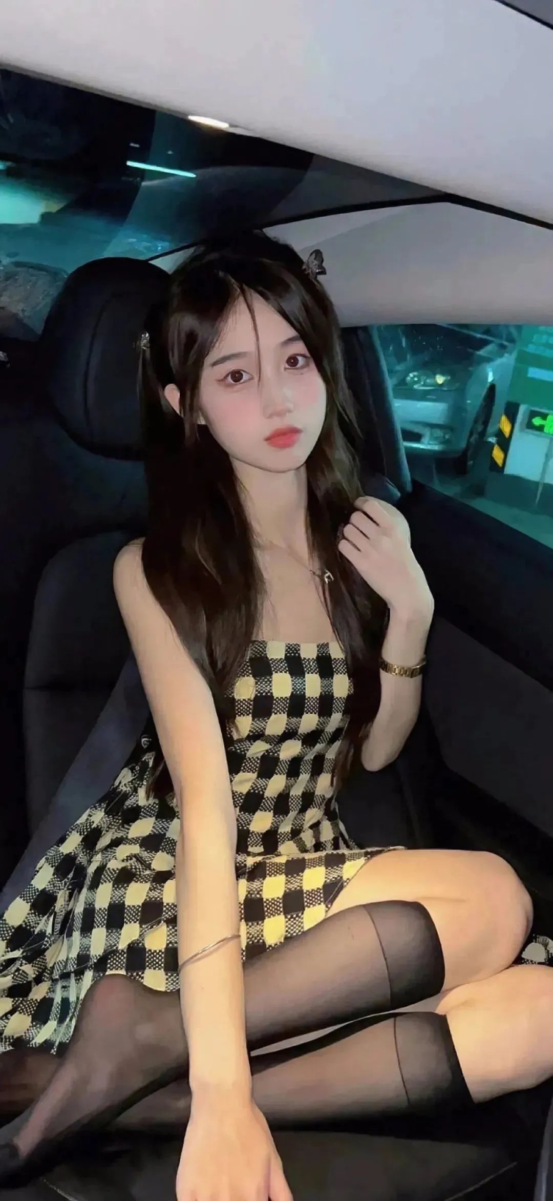 车内的时尚少女，格子裙配黑丝尽显青春魅力 YYDS宝藏高清壁纸表情包图片gif动图 - 求表情网,斗图从此不求人!