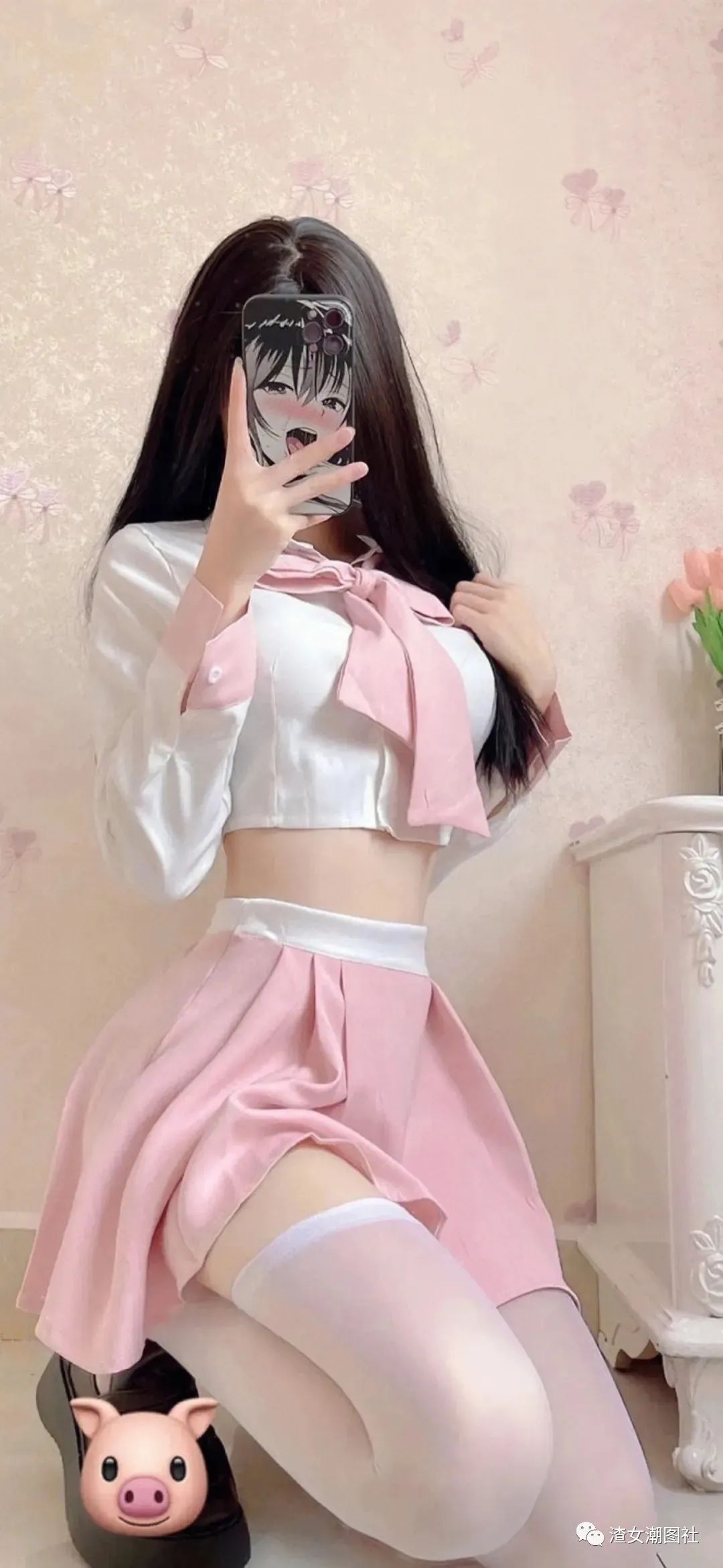 可爱少女穿粉色制服自拍，尽显甜美俏皮 YYDS宝藏高清壁纸表情包图片gif动图 - 求表情网,斗图从此不求人!