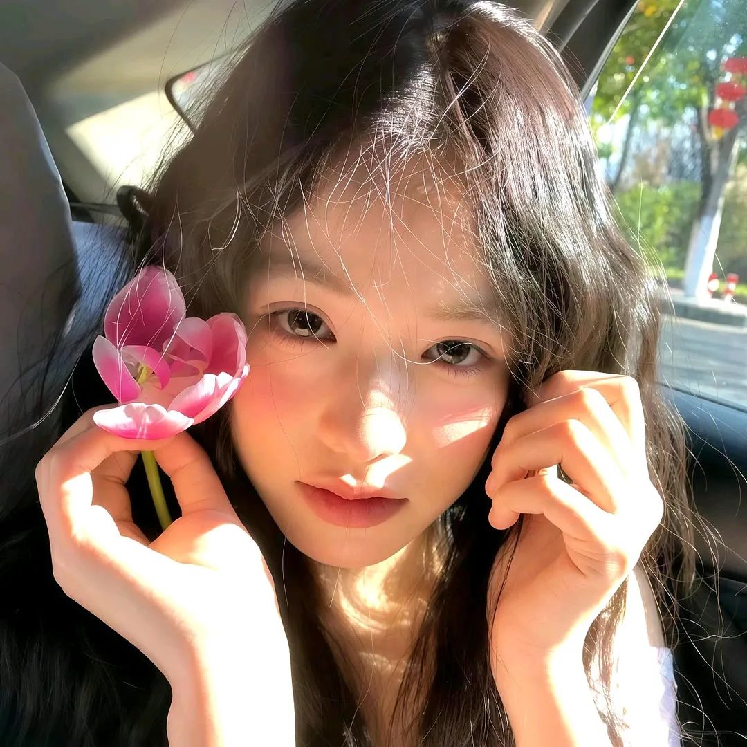 长发女孩手持粉色郁金香，阳光下尽显温柔甜美 男女头像｜我的可爱分你一半表情包图片gif动图 - 求表情网,斗图从此不求人!