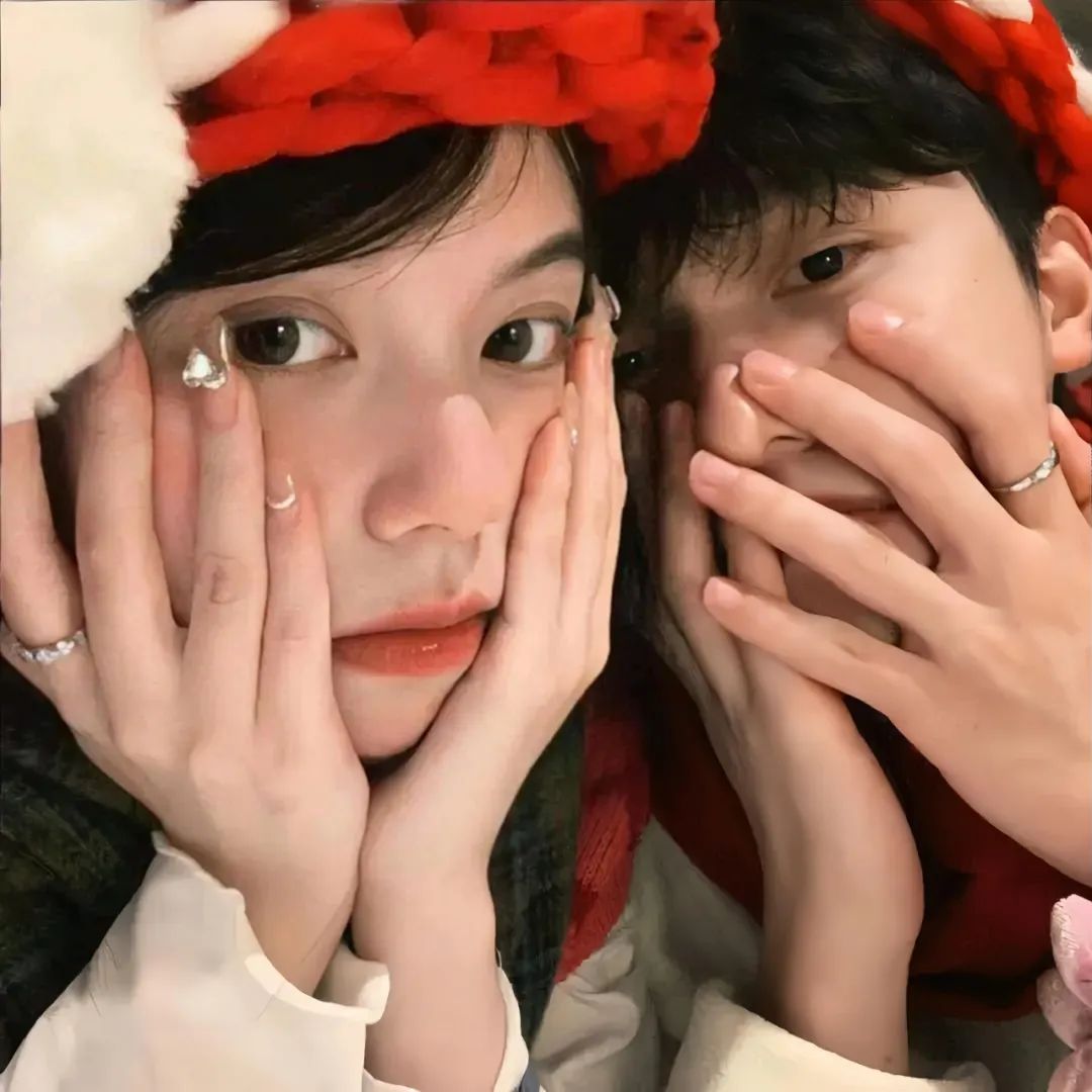 戴着红色帽子的两人亲密互动，画面温馨又美好 男女头像｜我的可爱分你一半表情包图片gif动图 - 求表情网,斗图从此不求人!