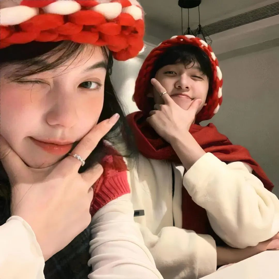 戴着红白帽子的两人，可爱造型尽显冬日温馨氛围 男女头像｜我的可爱分你一半表情包图片gif动图 - 求表情网,斗图从此不求人!