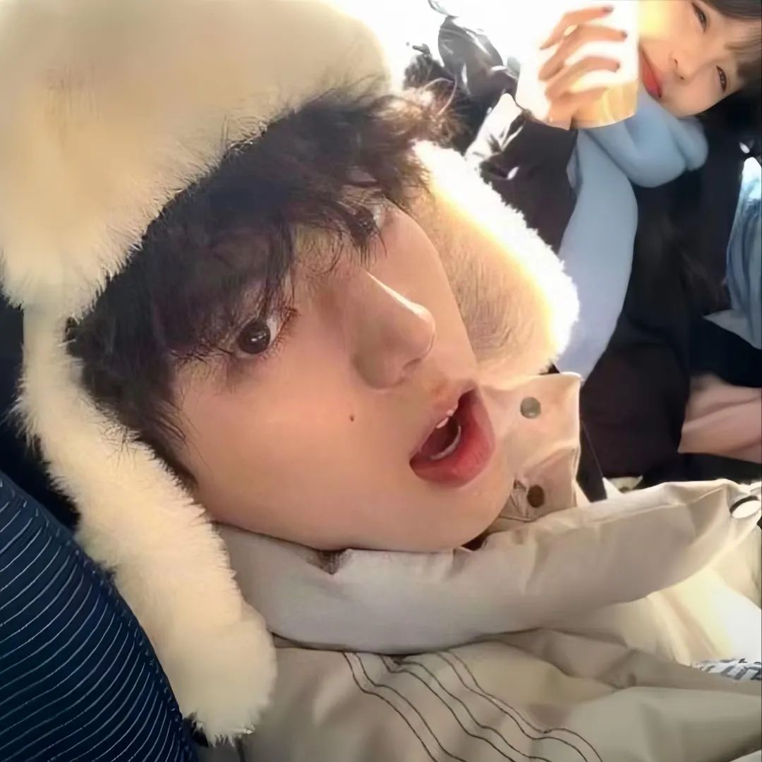 戴着毛绒帽的可爱模样，表情生动的超萌头像 男女头像｜我的可爱分你一半表情包图片gif动图 - 求表情网,斗图从此不求人!