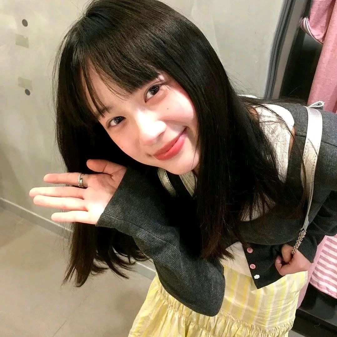 长发女孩穿着时尚，微笑着抬手比耶，尽显可爱俏皮 男女头像｜我的可爱分你一半表情包图片gif动图 - 求表情网,斗图从此不求人!