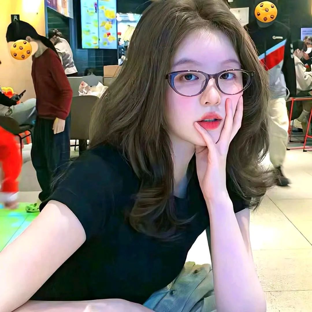 戴眼镜的女生手托脸颊，尽显温柔可爱气质 男女头像｜我的可爱分你一半表情包图片gif动图 - 求表情网,斗图从此不求人!