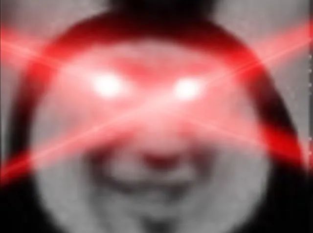 神秘黑影现红叉激光眼，惊悚氛围拉满的搞怪表情包 不可爱的表情包我不发表情包图片gif动图 - 求表情网,斗图从此不求人!