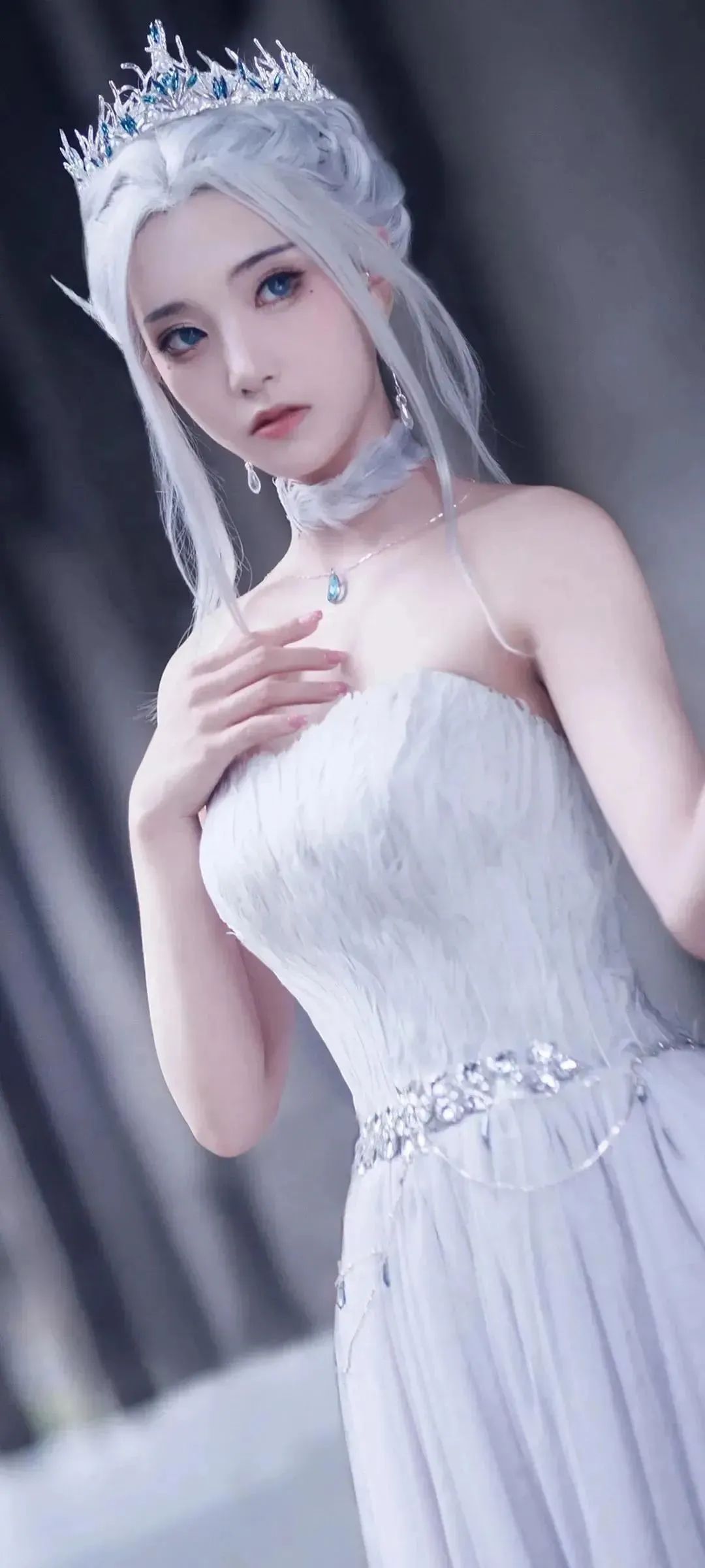 《冰雪女王既视感！头戴银冠身着白裙的绝美佳人》 YYDS！爆赞手机壁纸！表情包图片gif动图 - 求表情网,斗图从此不求人!