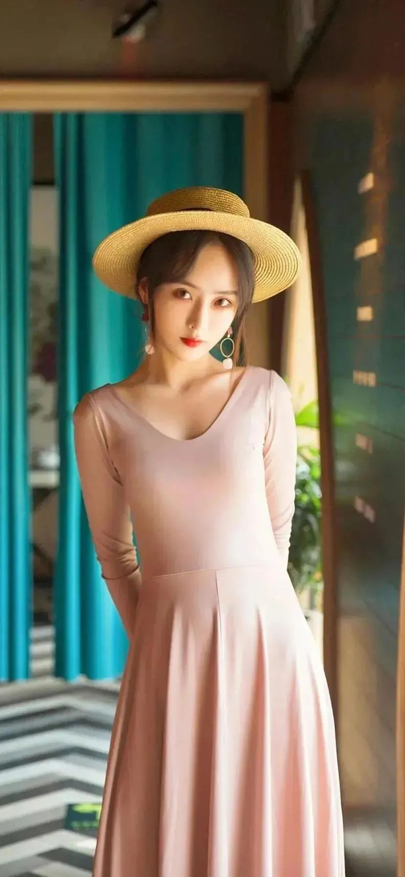 戴草帽着粉裙的优雅女士，尽显清新文艺范 YYDS！爆赞手机壁纸！表情包图片gif动图 - 求表情网,斗图从此不求人!