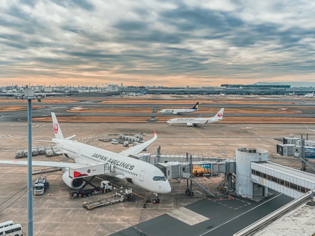《日本航空客机停靠机场，繁忙景象尽显航空枢纽风采》 高清壁纸｜iPad平板壁纸表情包图片gif动图 - 求表情网,斗图从此不求人!