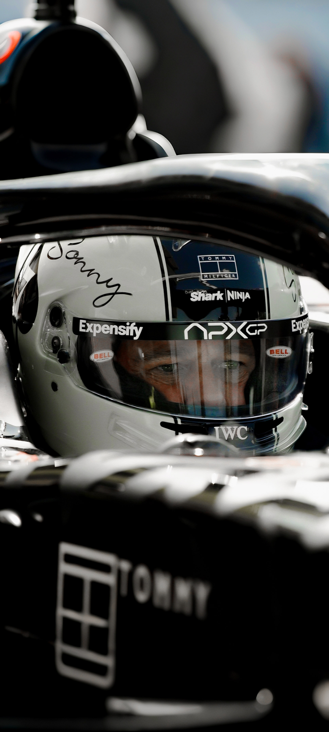赛车手头戴满是广告的头盔，专注神情尽显速度与激情 手机壁纸｜F1：狂飙飞车壁纸表情包图片gif动图 - 求表情网,斗图从此不求人!