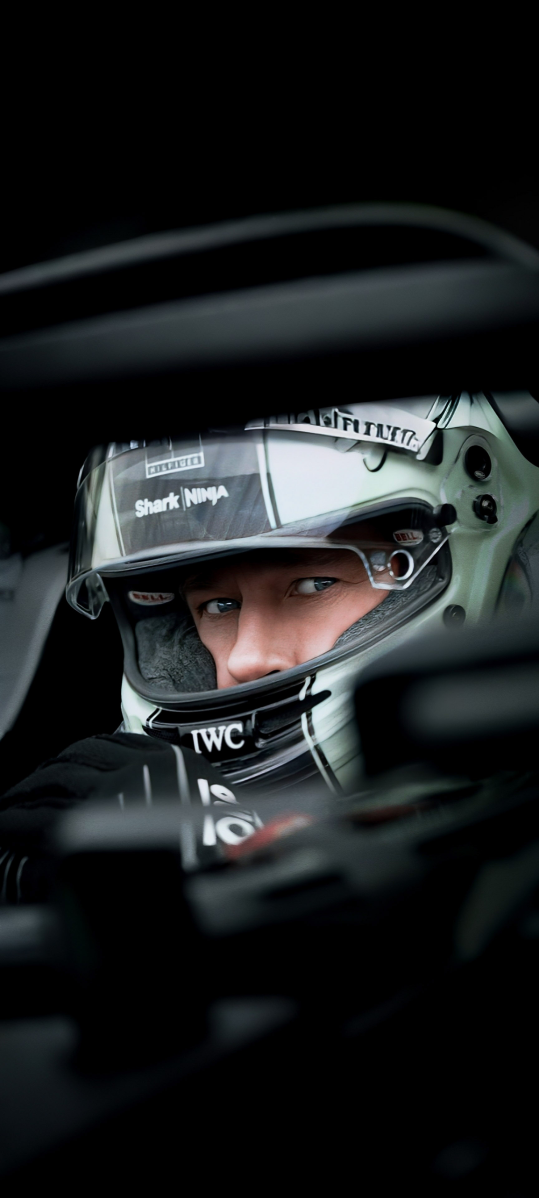 赛车手戴着头盔专注的神情，尽显速度与激情 手机壁纸｜F1：狂飙飞车壁纸表情包图片gif动图 - 求表情网,斗图从此不求人!