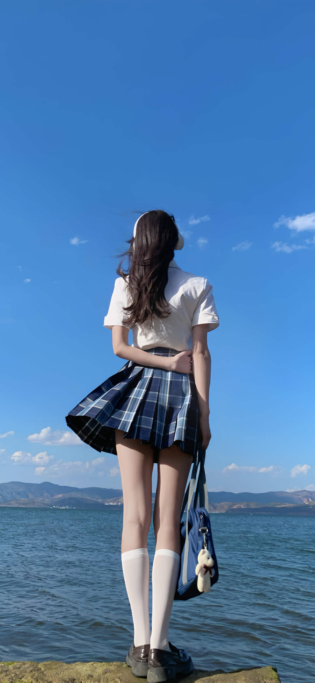 少女身着jk制服立于水边，蓝天白云下尽显青春美好 手机壁纸｜iPhone16全屏壁纸表情包图片gif动图 - 求表情网,斗图从此不求人!