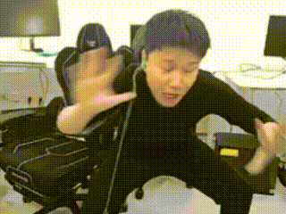 男子坐电竞椅上激动挥舞手臂，神态夸张显强烈情绪表情包图片动图 求表情网斗图从此不求人 0398